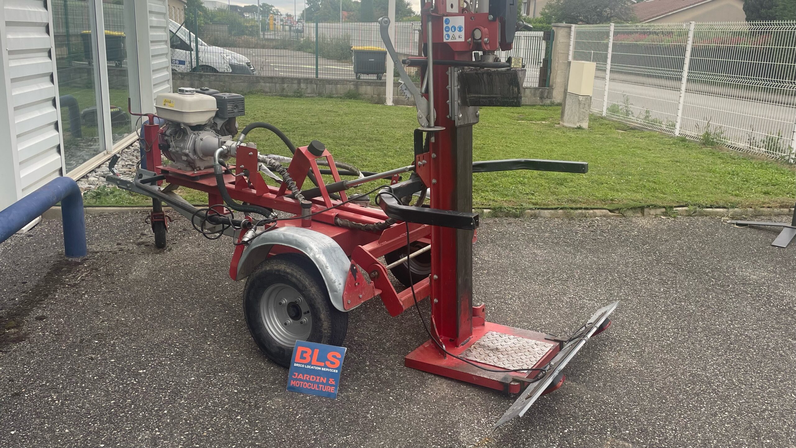 Fendeuse de bûches thermique tractable Goett 12T - Brico Location Services